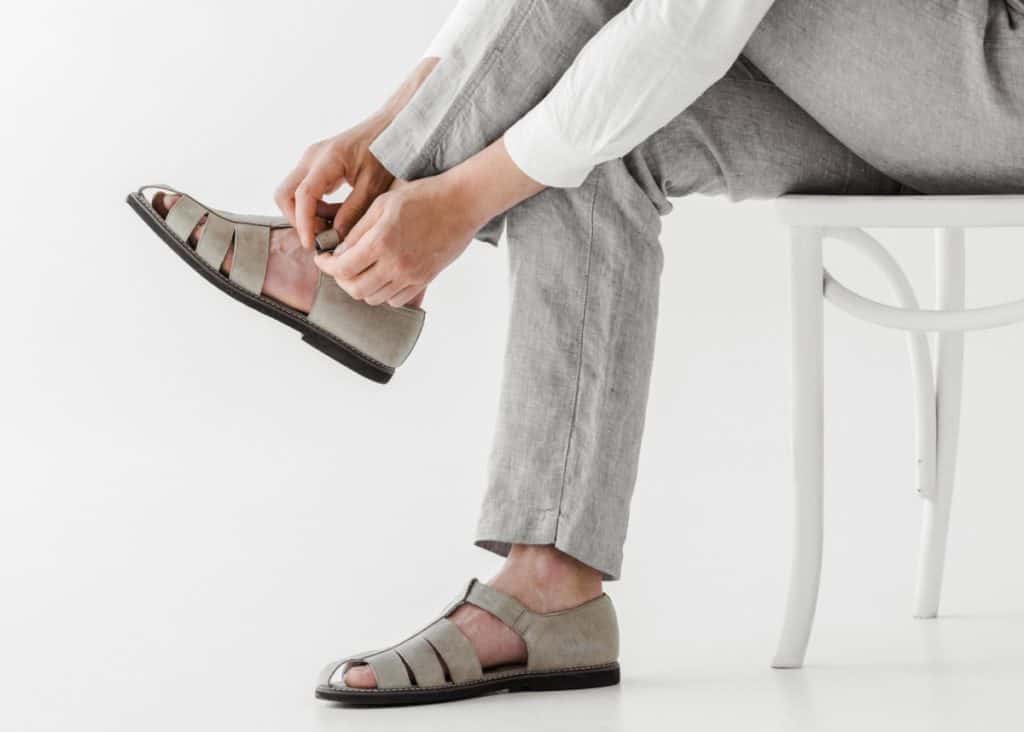 12 Rekomendasi Sepatu Sandal Pria Terbaik (Terbaru 2025) - CekList.ID