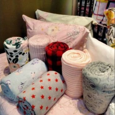 13 Rekomendasi Merk Selimut Terbaik & Nyaman (Terbaru 2025) - CekList.ID