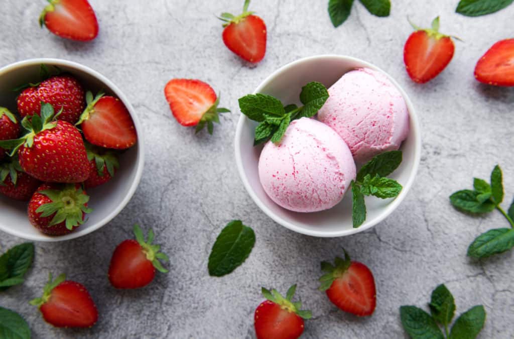 13 Rekomendasi Es Krim Strawberry yang Enak (Terbaru 2025) - CekList.ID