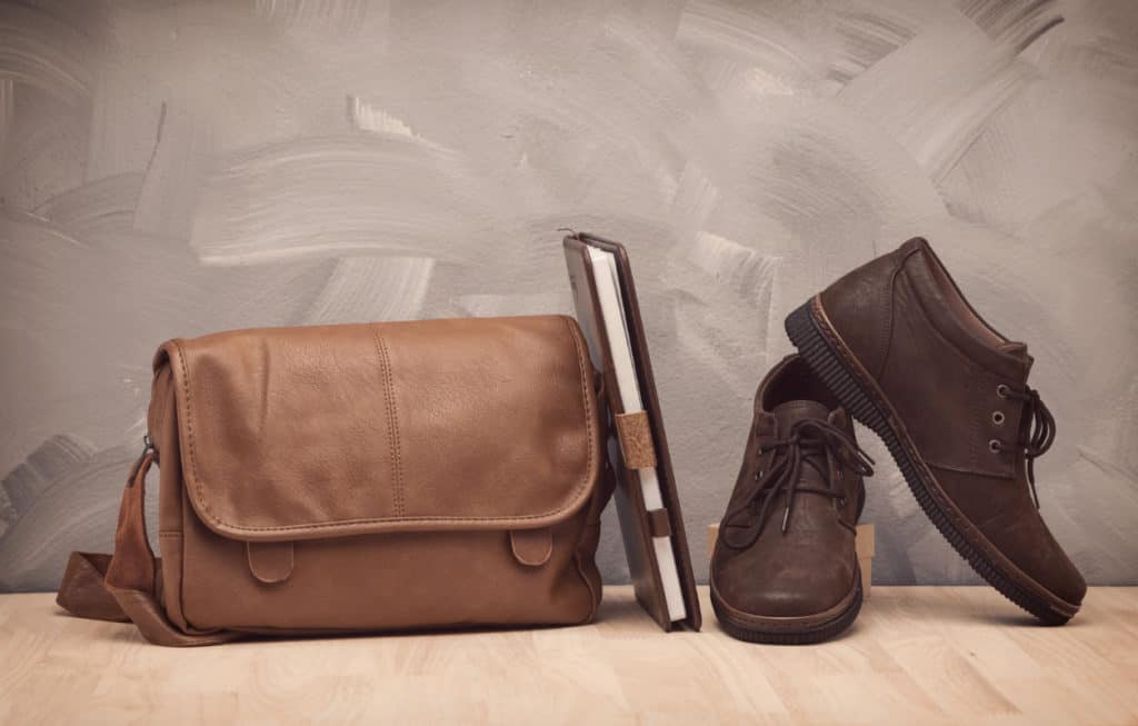 12 Rekomendasi Tas Selempang Kulit Pria Brand Bagus (Terbaru 2025 ...